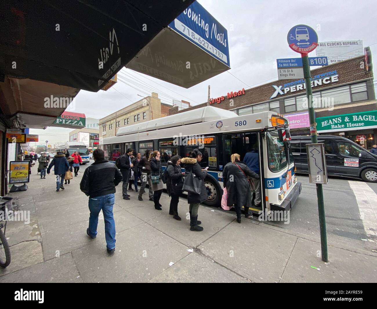 Nyc people waiting for the bus hi-res stock photography and images - Alamy