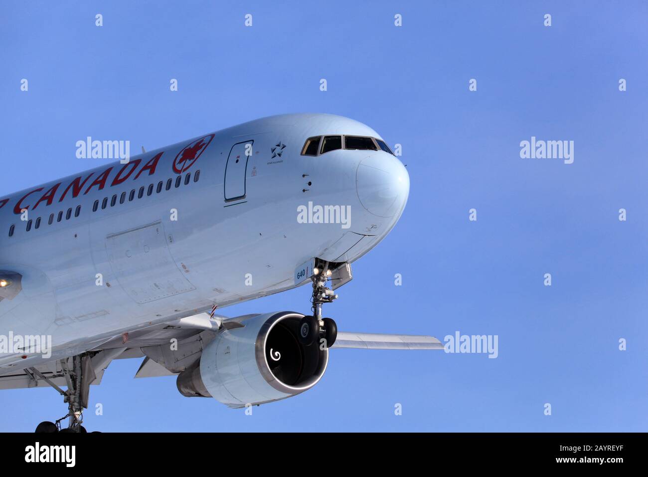 Boeing 767 landing runway hi-res stock photography and images - Alamy