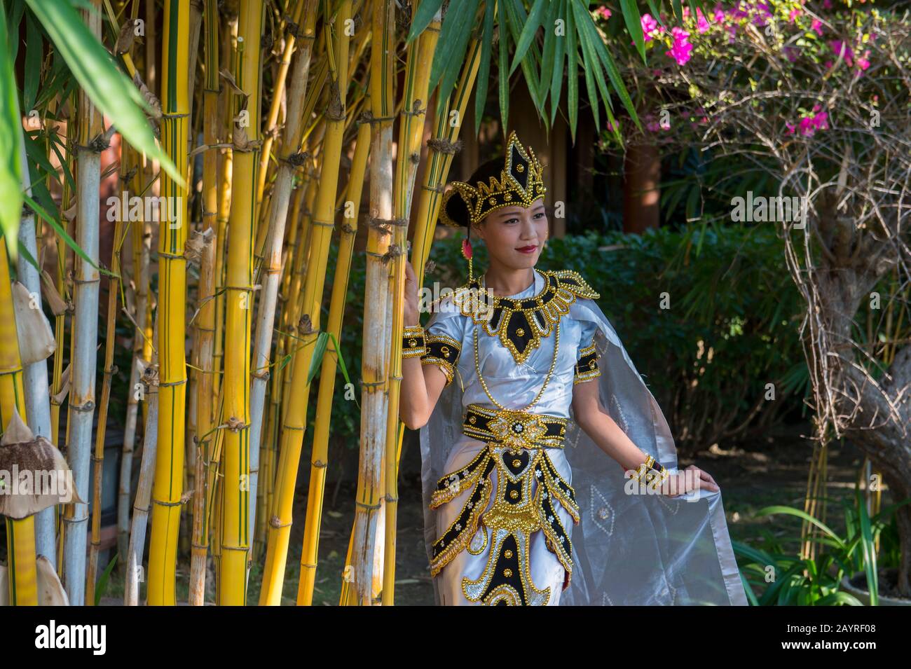 Bagan dynasty costume hi-res stock photography and images - Alamy
