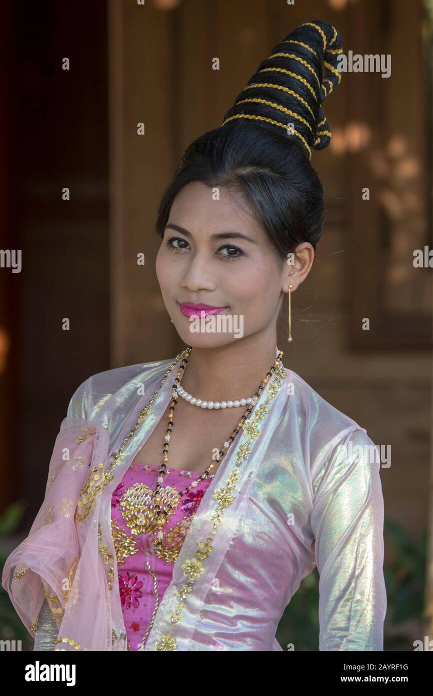 Eva inwa dynasty costume hi-res stock photography and images - Alamy