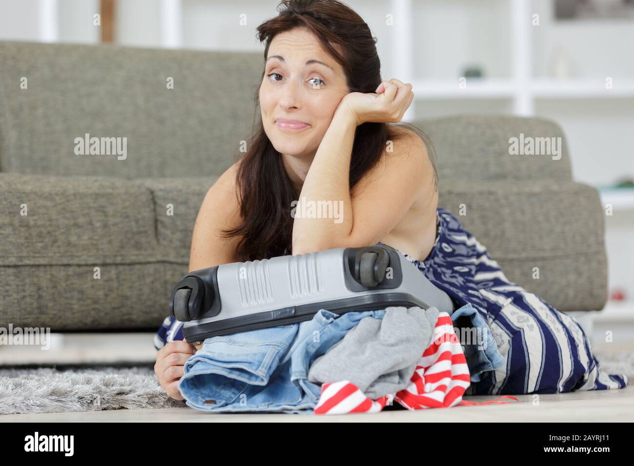 Overloaded suitcase hi-res stock photography and images - Alamy