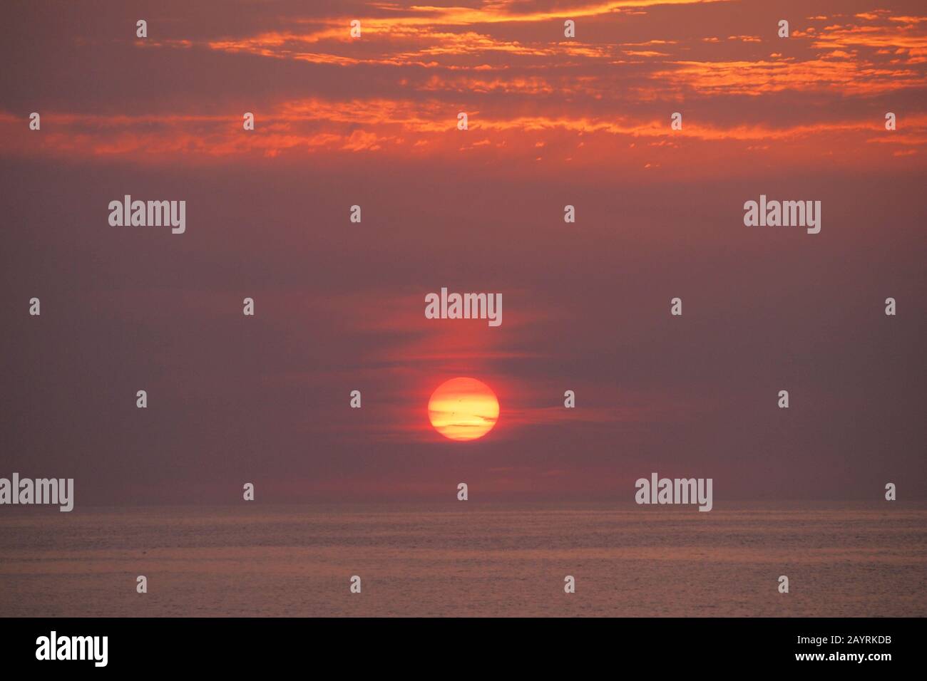 Sun rising over ocean hi-res stock photography and images - Alamy