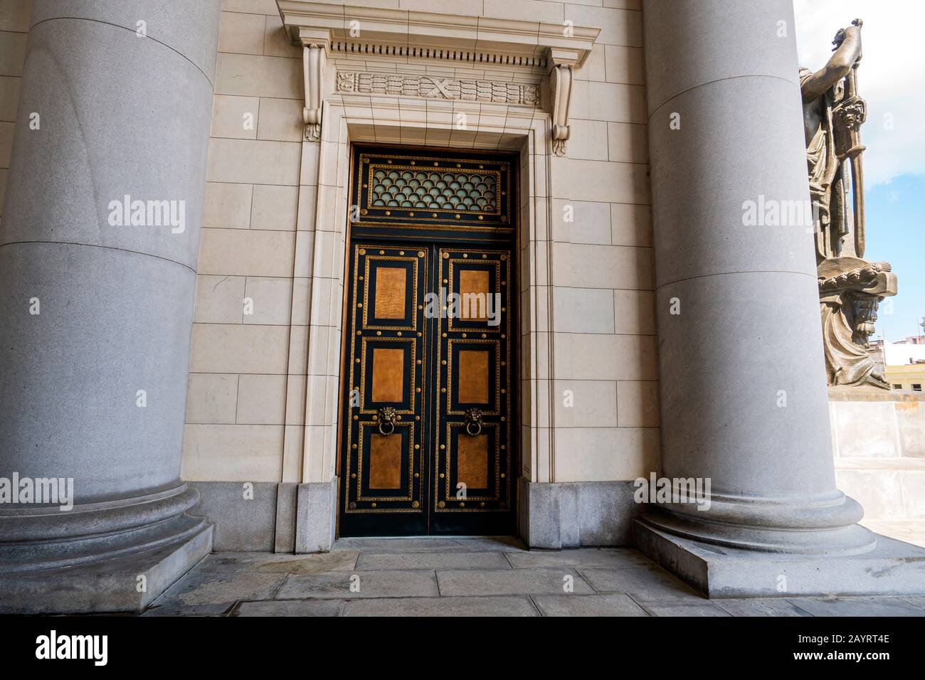 Door entrance to the Cuban Capitol. Havana, Cuba Stock Photo - Alamy
