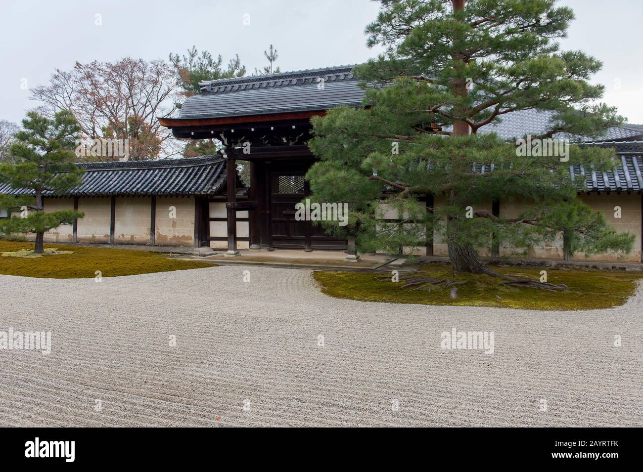 One of the gates of the Tenryu-ji Temple (UNESCO World Heritage Site ...