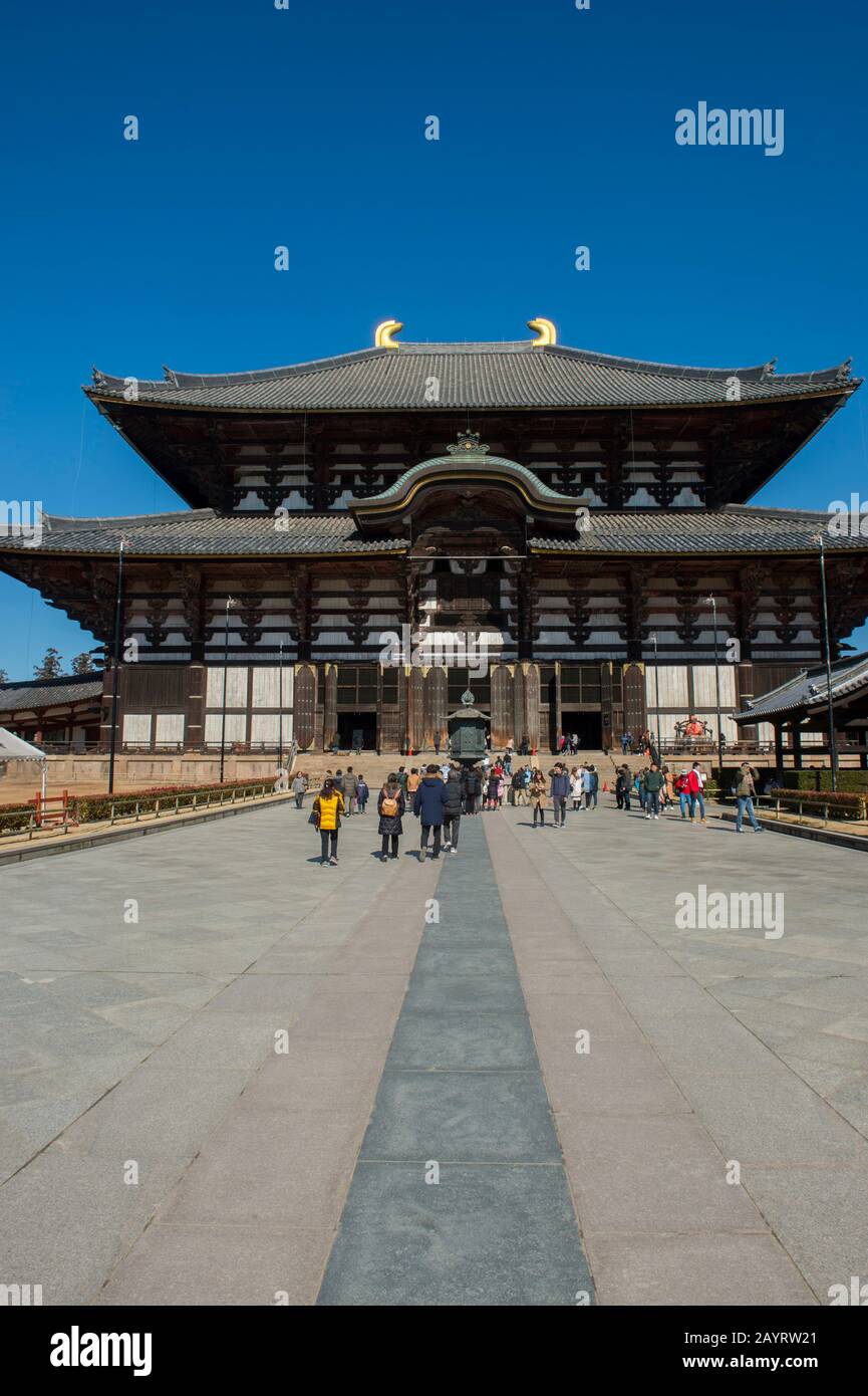 View of the Great Buddha Hall (daibutsuden) of the Todai-ji temple ...