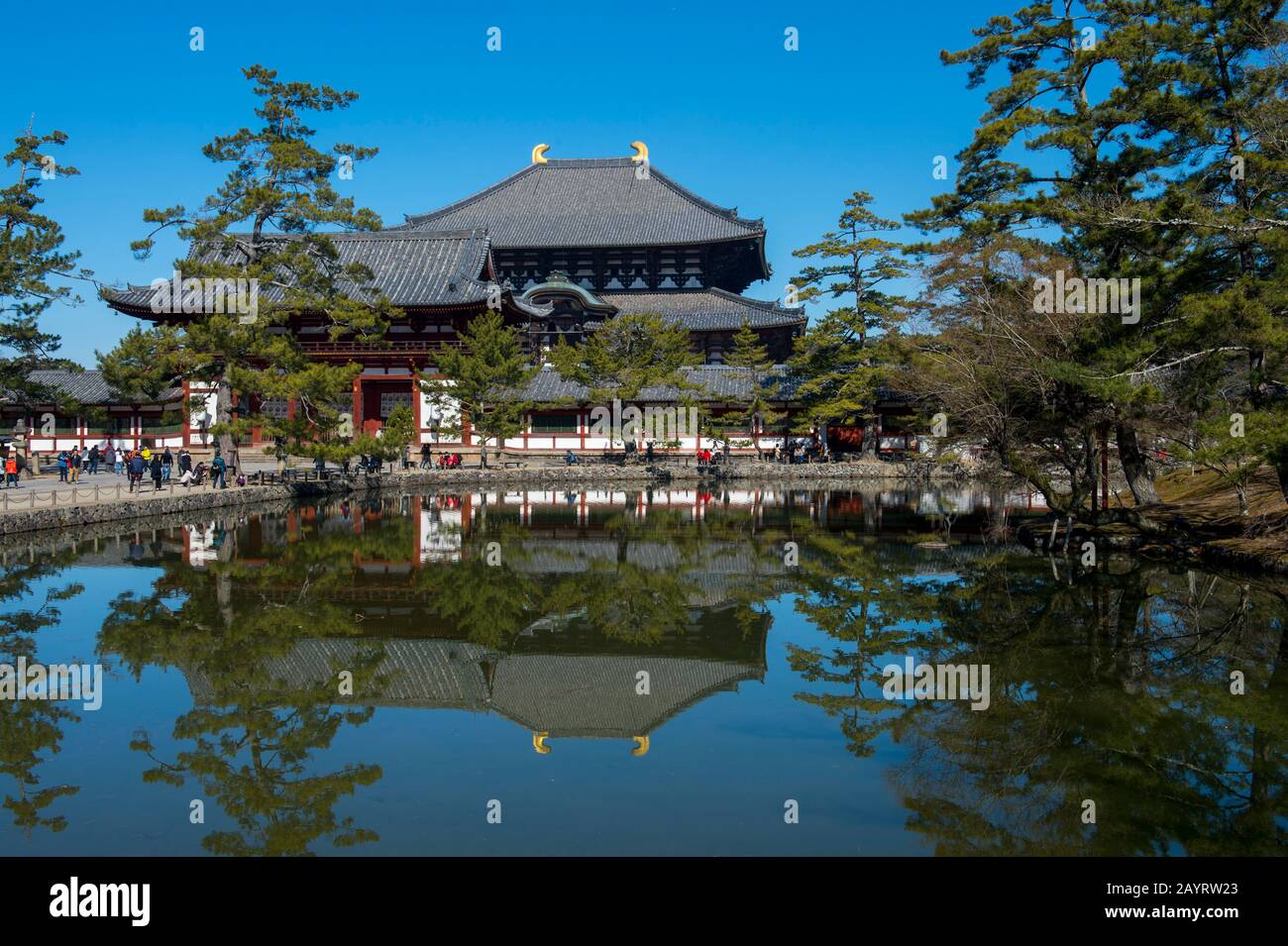 View of the Great Buddha Hall (daibutsuden) of the Todai-ji temple ...