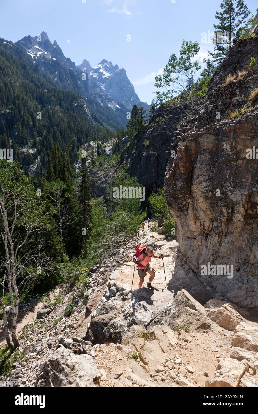 WY01982-00...WYOMING - Hikers on the Inspiration Point Trail in Grand ...