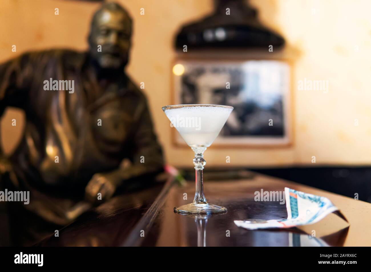 Ernest hemingway drinking hi-res stock photography and images - Alamy