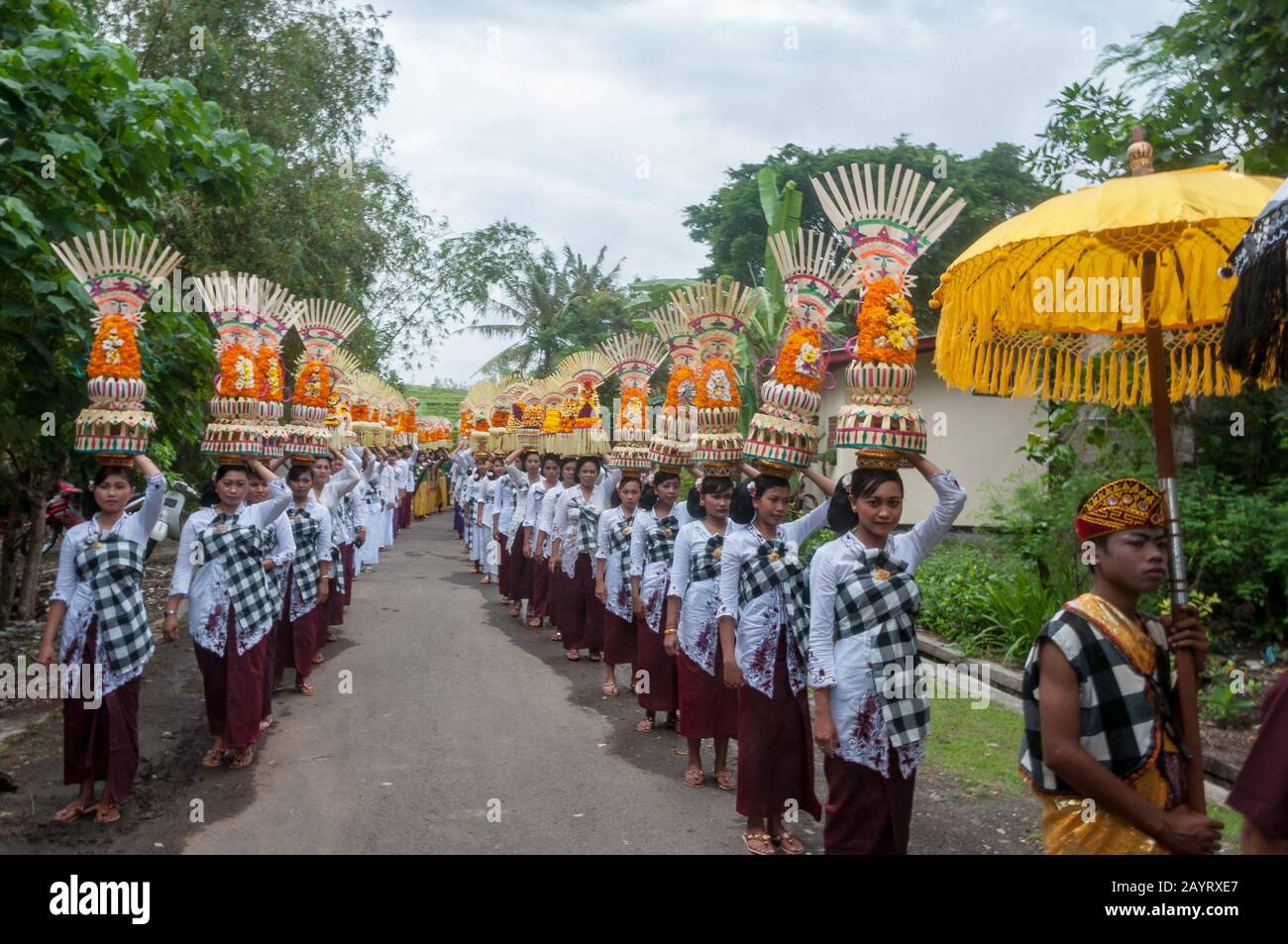 Indigenous people traditional costumes dancing hi-res stock photography ...