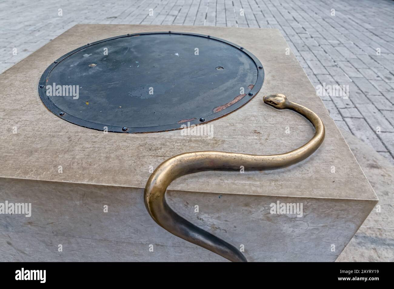 Well cover closed hi-res stock photography and images - Alamy