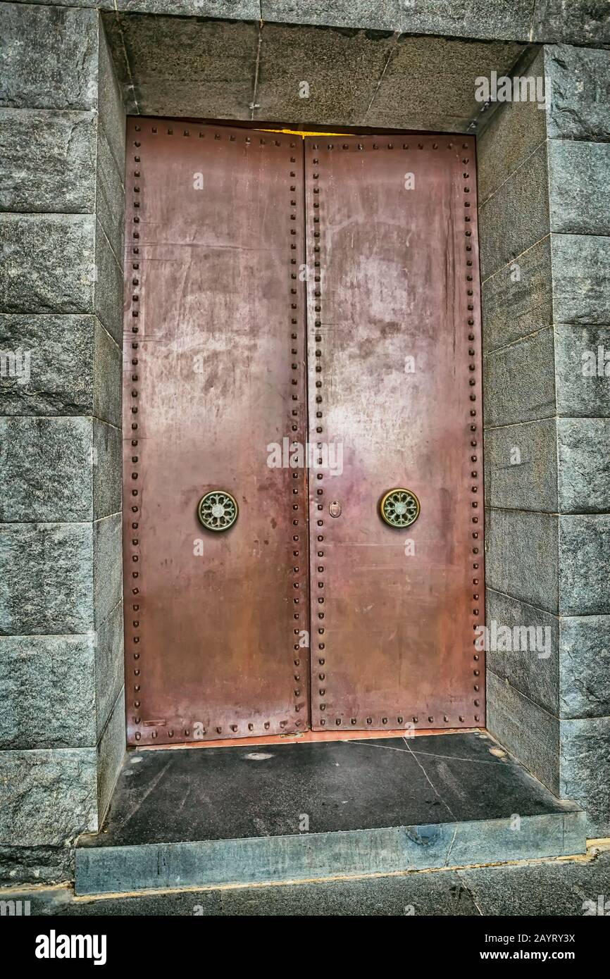Mausoleum Entrance High Resolution Stock Photography and Images - Alamy