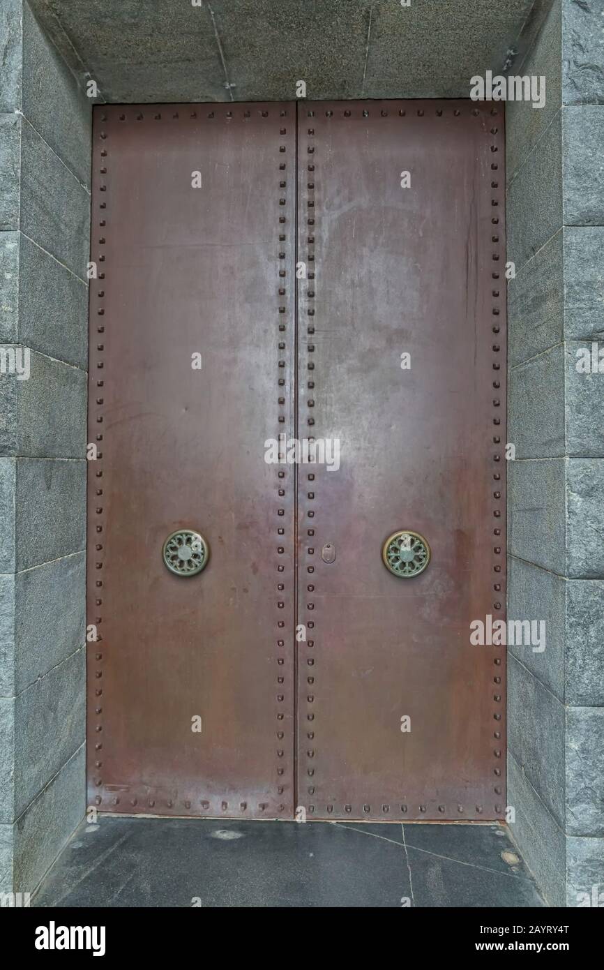 Mausoleum door hi-res stock photography and images - Alamy