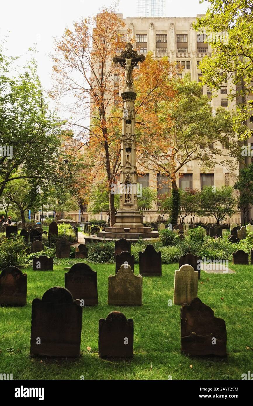 Trinity churchyard hi-res stock photography and images - Alamy