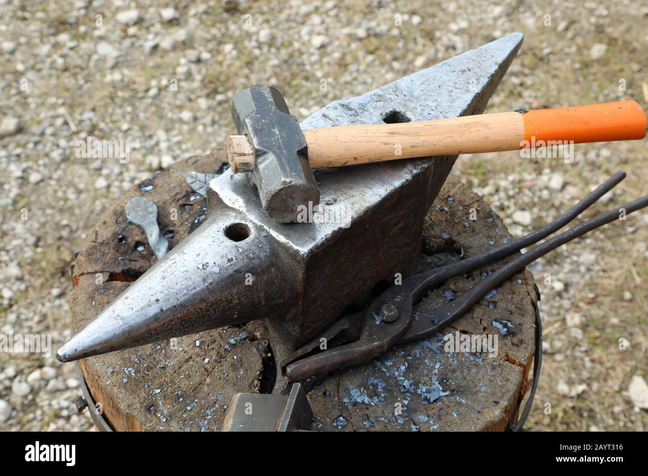 Iron heavy anvil and hammer in the workshop Stock Photo - Alamy