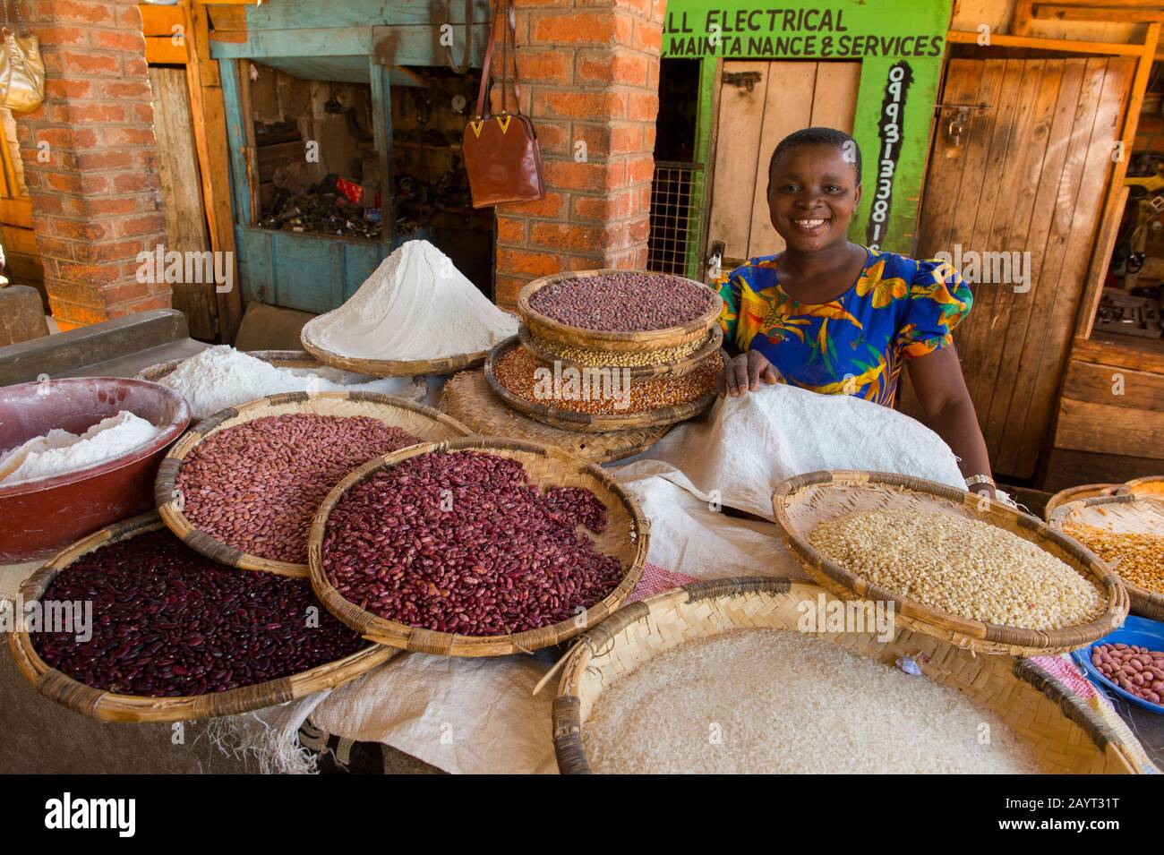 Dried beans african market hi-res stock photography and images - Alamy