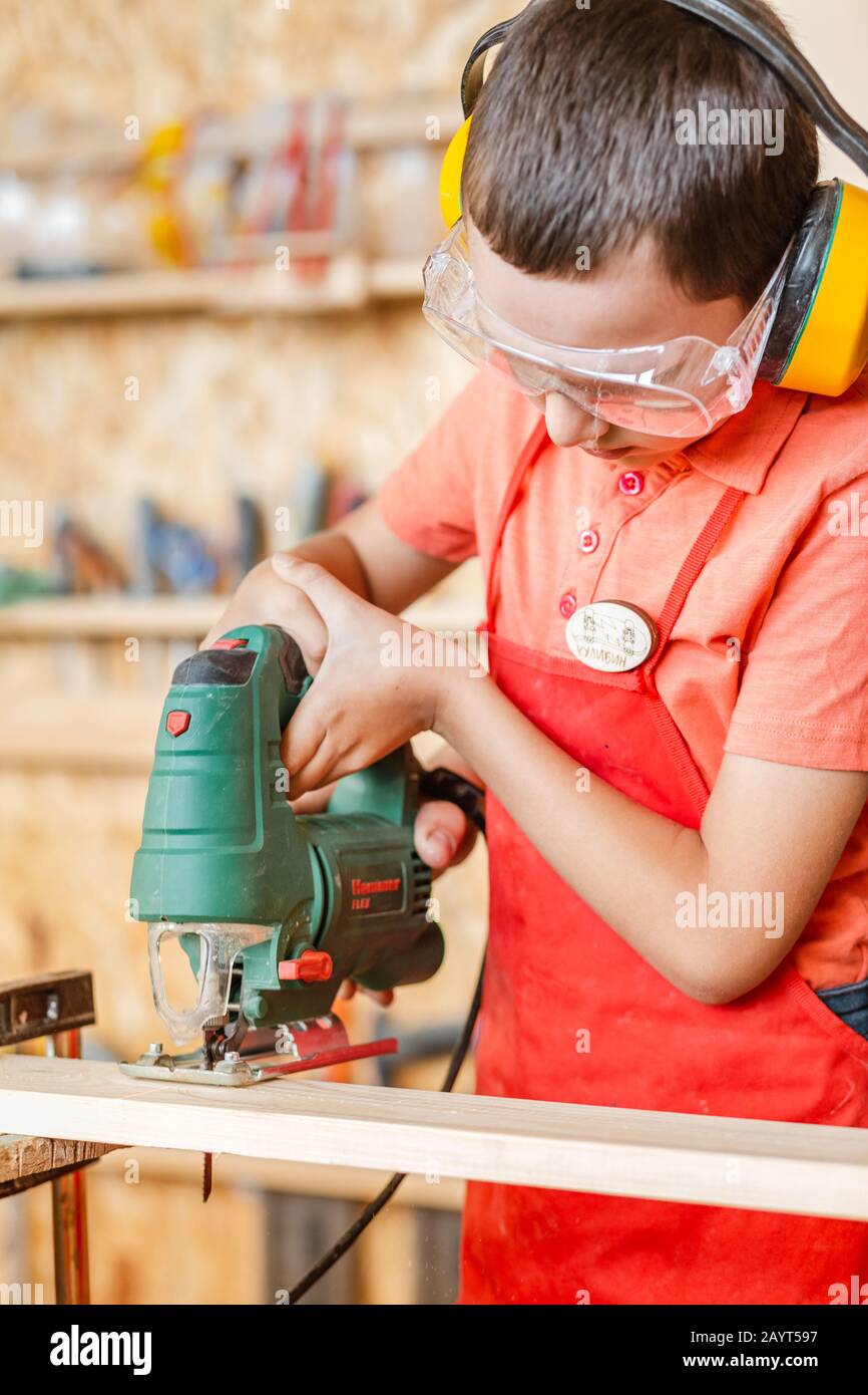Tinkering hi-res stock photography and images - Alamy
