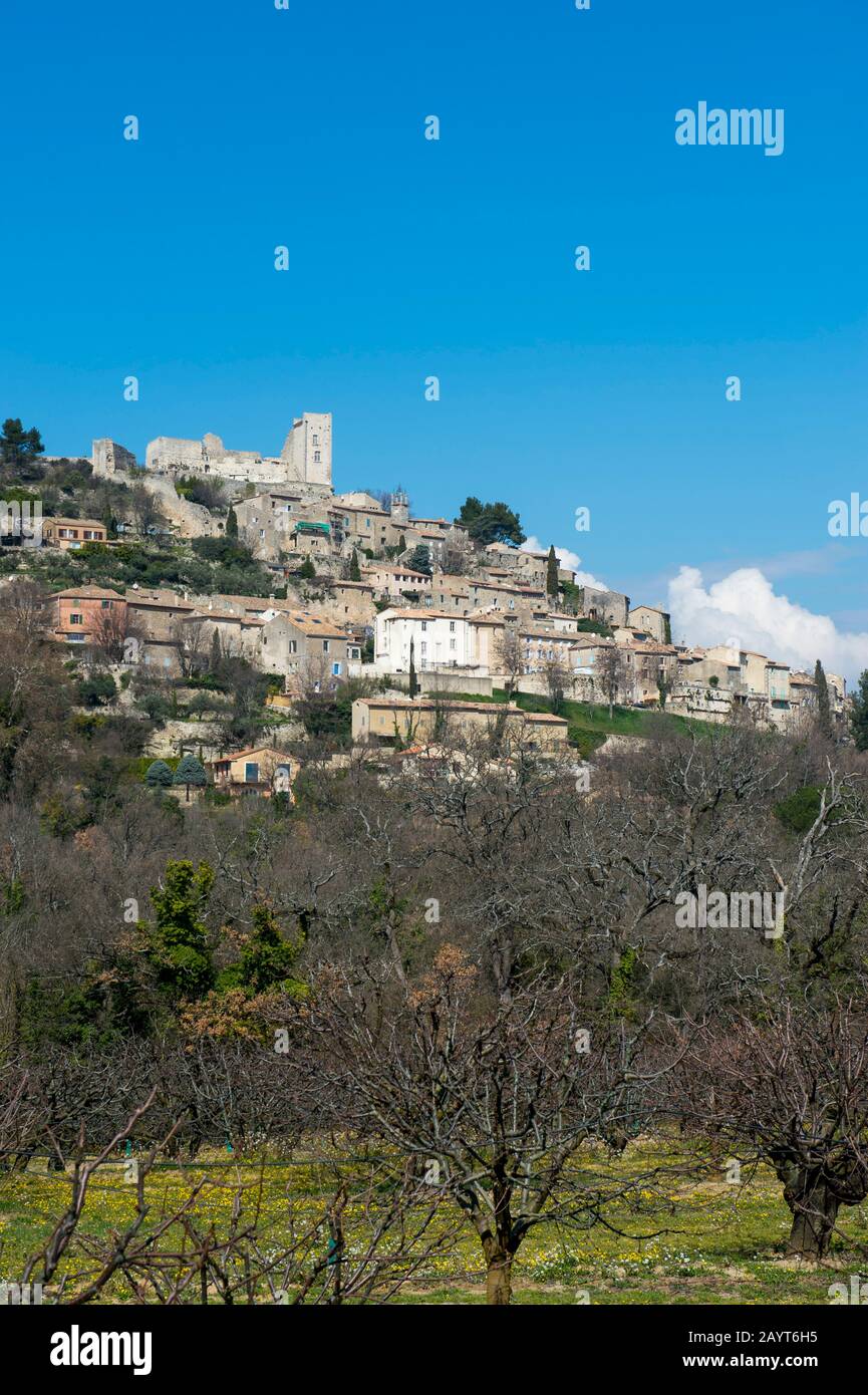 The village of lacoste hi-res stock photography and images - Alamy
