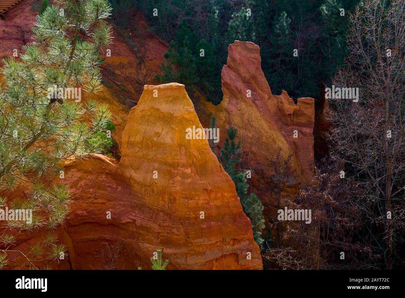 The Ochre rocks at the village of Roussillon in the Luberon, Provence ...