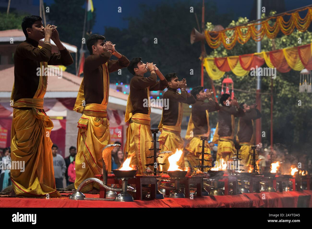Aarti puja varanasi hi-res stock photography and images - Alamy