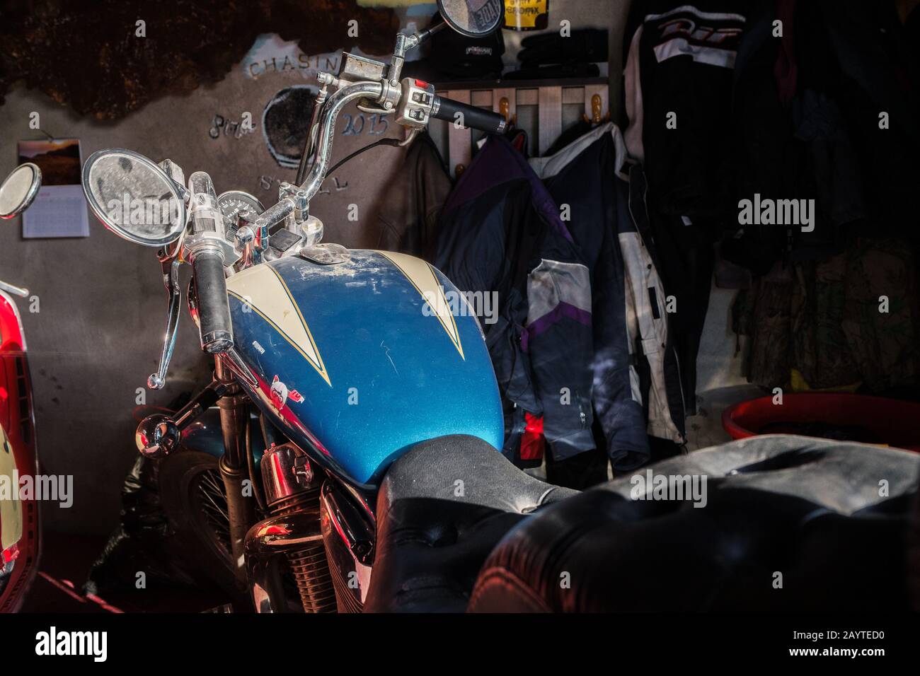 Mechanic building vintage style motorcycle in custom garage Stock Photo ...