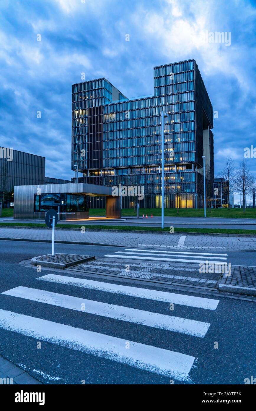 Cube shaped building hi-res stock photography and images - Alamy