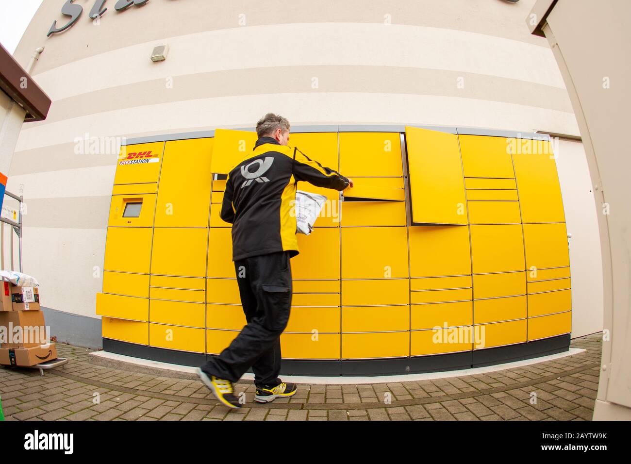 Deutsche post sending package hi-res stock photography and images - Alamy