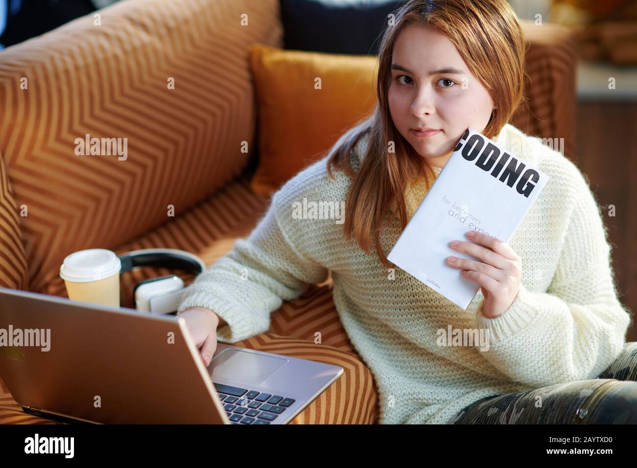 Girl coding hi-res stock photography and images - Alamy