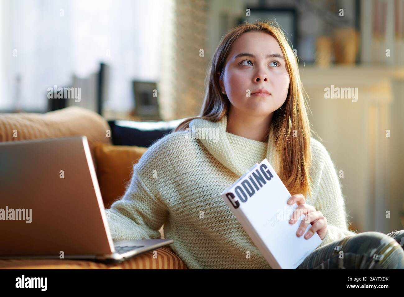 Girl coding hi-res stock photography and images - Alamy