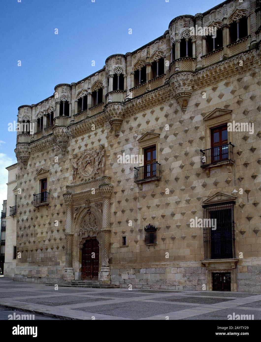 FACHADA PRINCIPAL DEL PALACIO DE LOS DUQUES DEL INFANTADO - SIGLO XV ...