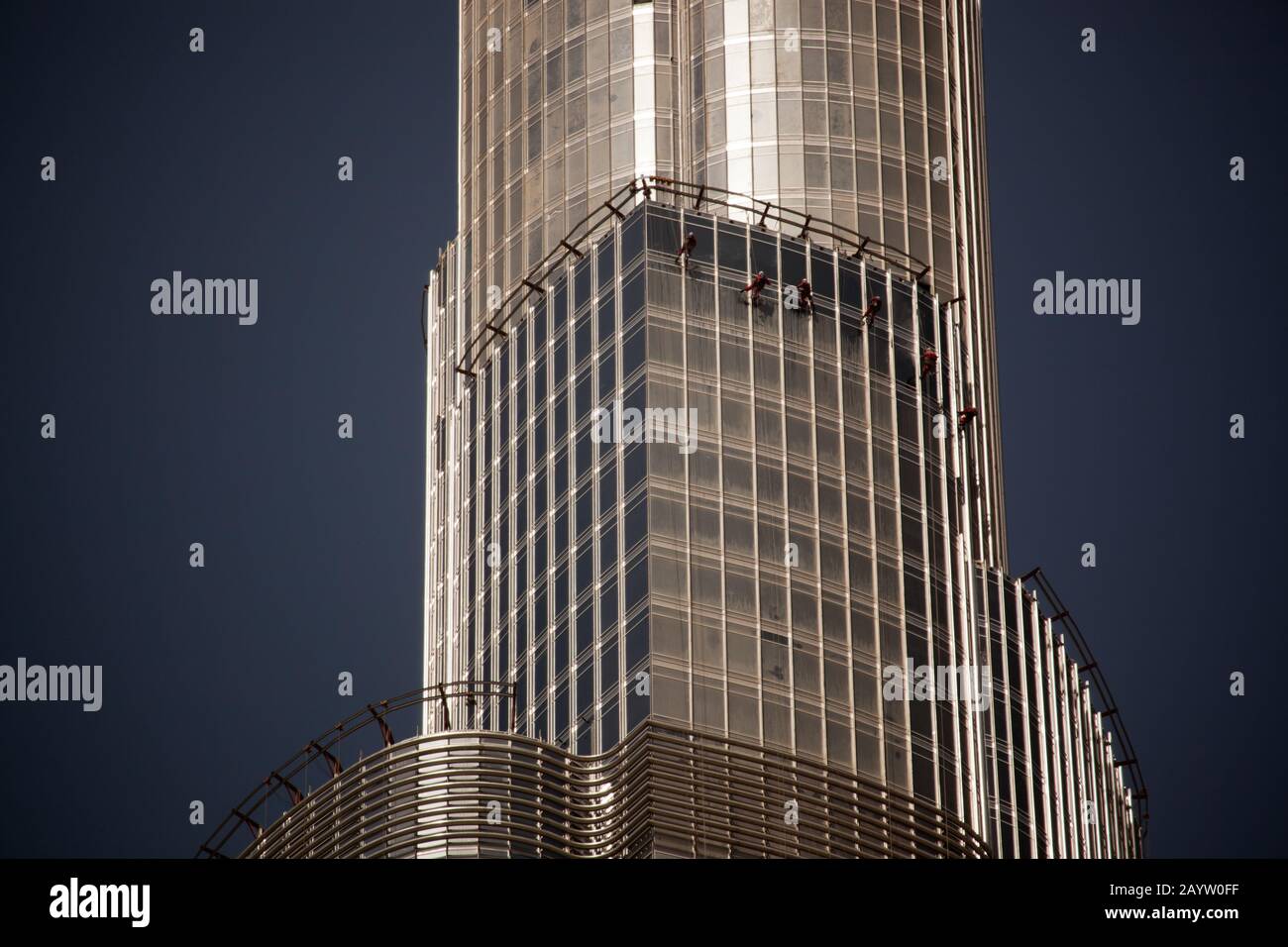 Window cleaners abseil down the outside of the Burj Khalifa, cleaning ...