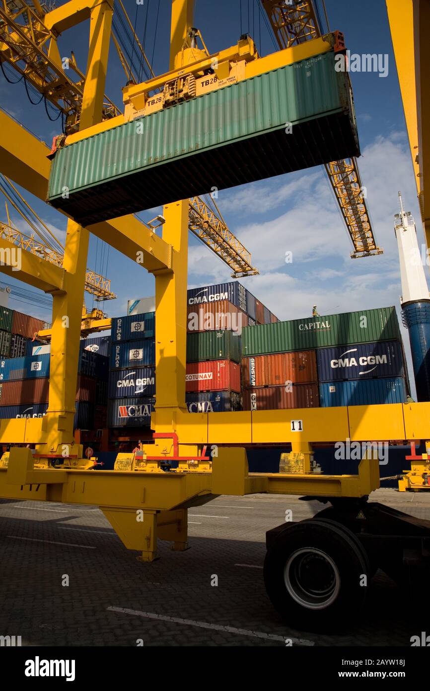 Freight handling hi-res stock photography and images - Alamy