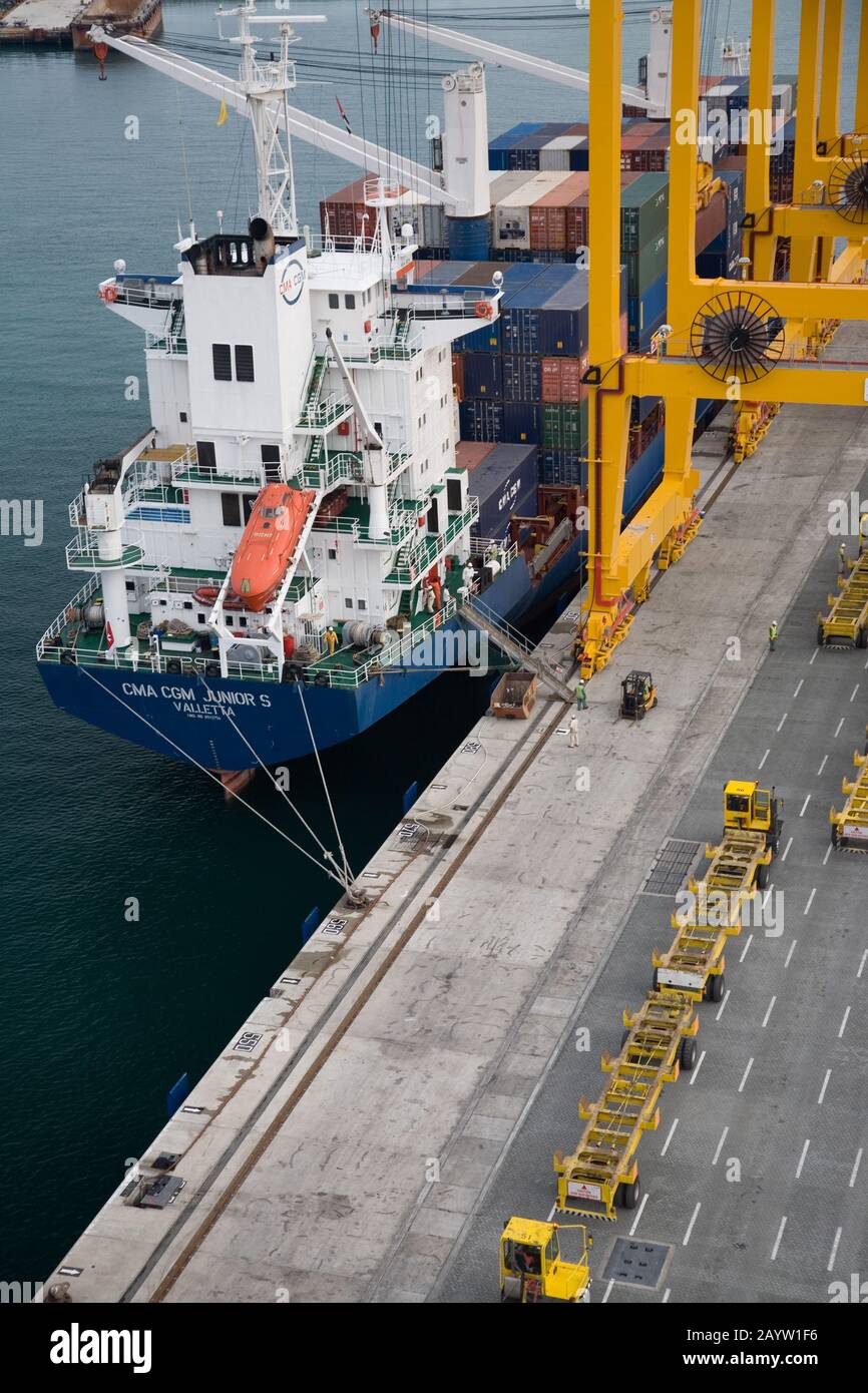 Khor fakkan containerisation port hi-res stock photography and images ...