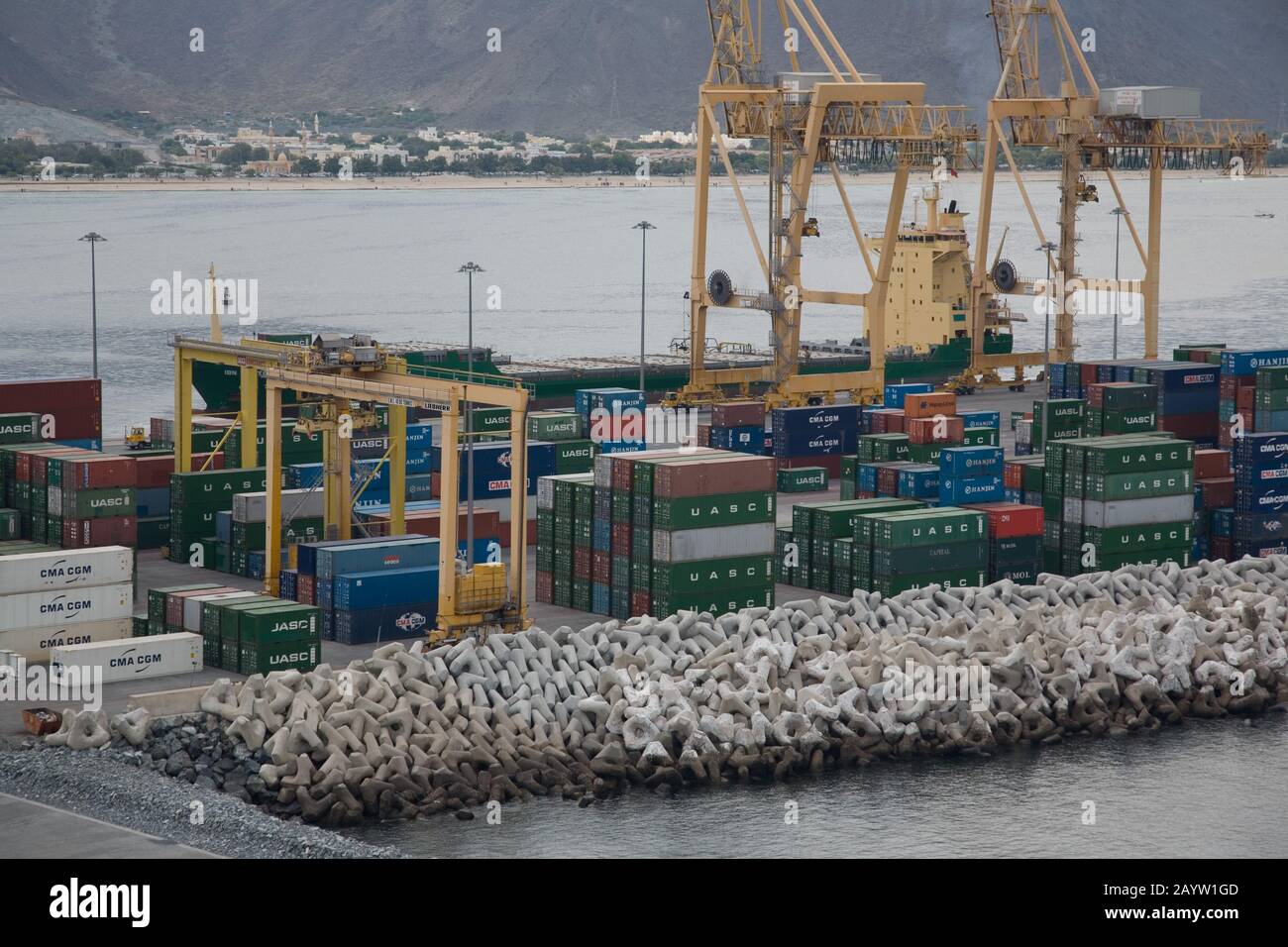 Khor fakkan containerisation port hi-res stock photography and images ...
