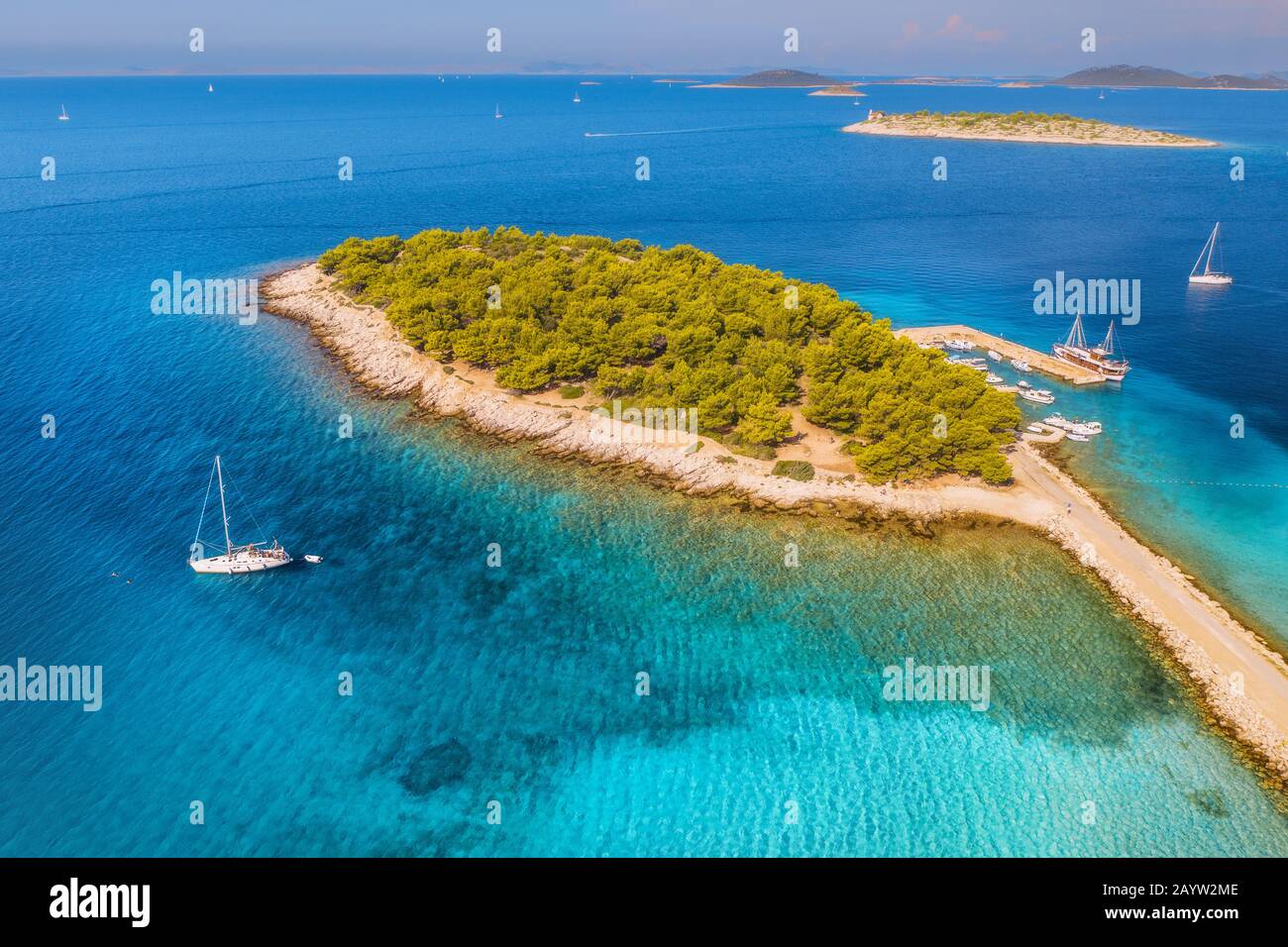 Aerial island shore bay hi-res stock photography and images - Alamy