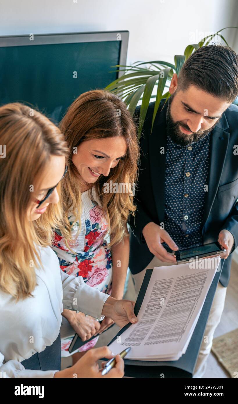 Informal meeting people hi-res stock photography and images - Alamy