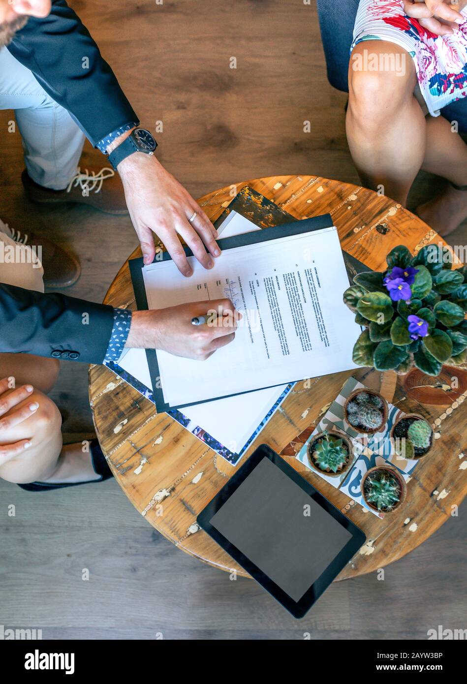 Signing table hi-res stock photography and images - Alamy