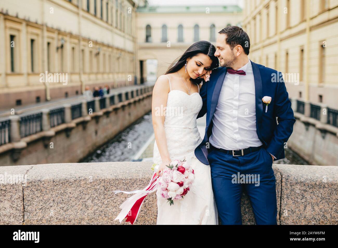 Good looking bride an hi-res stock photography and images - Alamy