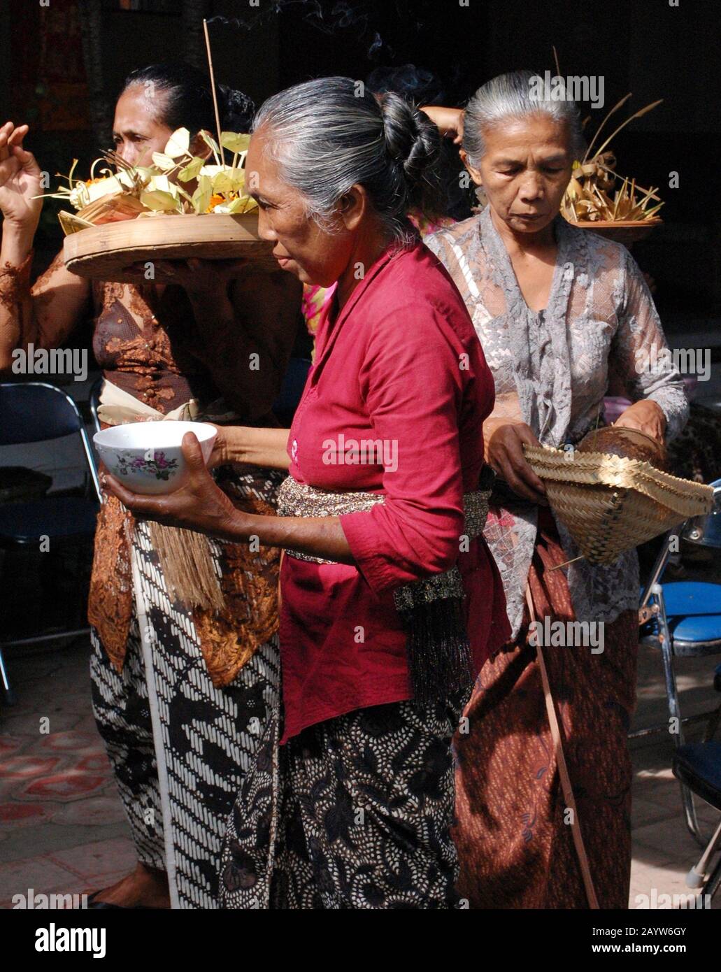 Balinese woman brings traditional offerings to the Hindu Gods Stock ...