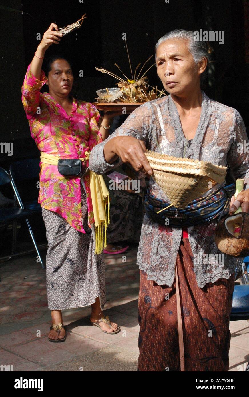 Balinese woman brings traditional offerings to the Hindu Gods Stock ...