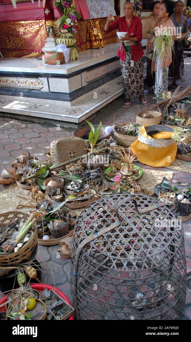 A set of traditional Balinese offerings to Hindu Gods Stock Photo - Alamy