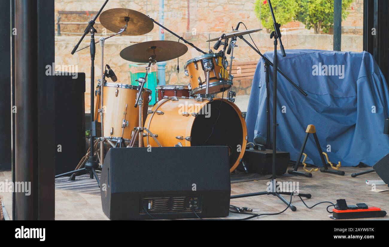 Drum set outdoors hi-res stock photography and images - Alamy