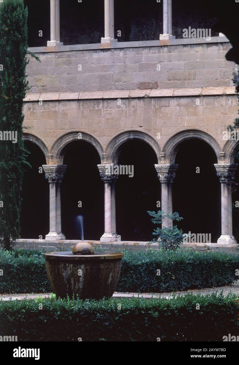 CLAUSTRO ROMANICO DEL MONASTERIO DE SANTA MARIA DE RIPOLL - SIGLO XII ...
