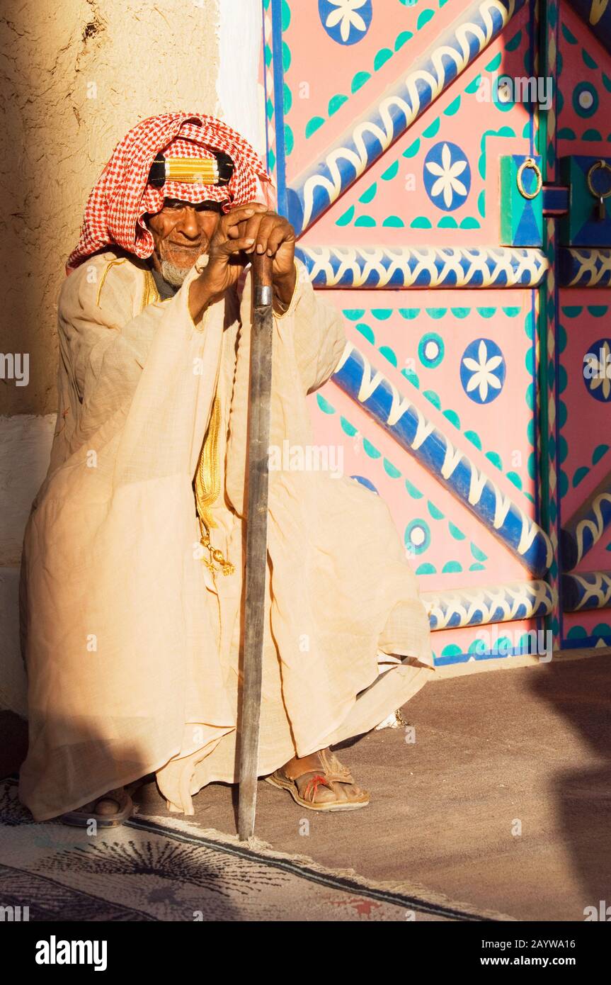 Arab men traditional dress sitting hi-res stock photography and images ...