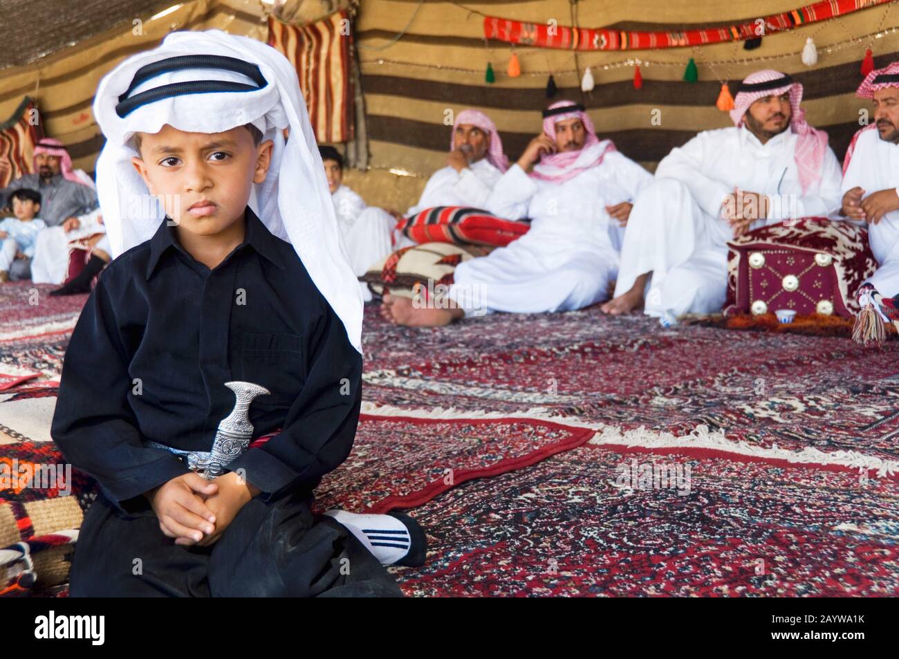 Kandura saudi arabia + children hi-res stock photography and images - Alamy