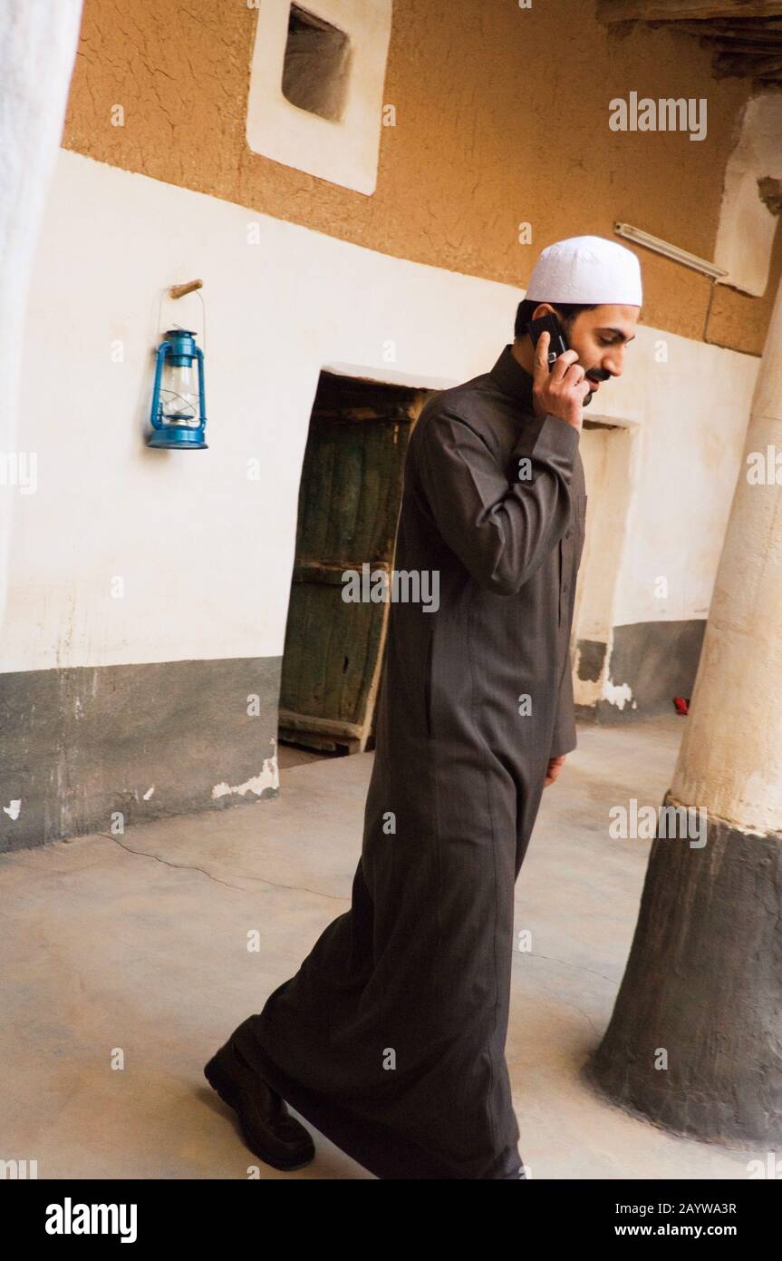 Muslim islamic moslem dress walk walking hi-res stock photography and ...