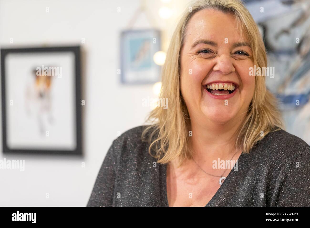Professional watercolour artist Jo Scott Art at work in her Forest of ...