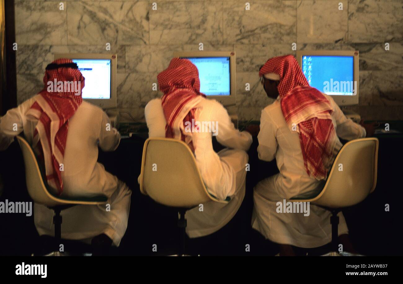Saudi men computer hi-res stock photography and images - Alamy