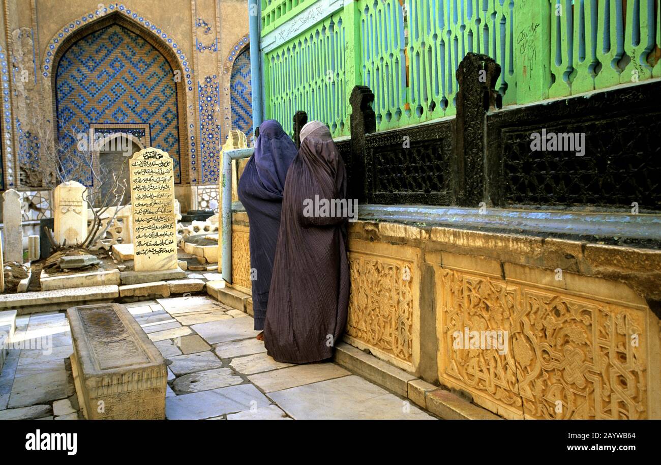 Full burka hi-res stock photography and images - Alamy