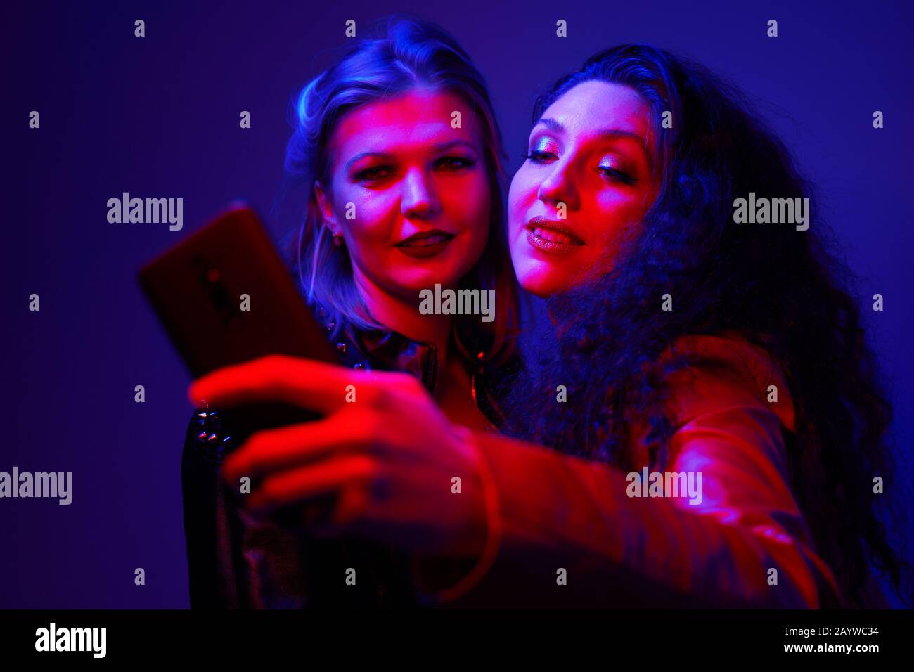 Two women posing selfie hi-res stock photography and images - Alamy