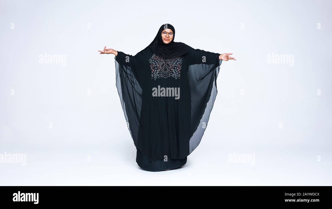 White burqa hi-res stock photography and images - Alamy